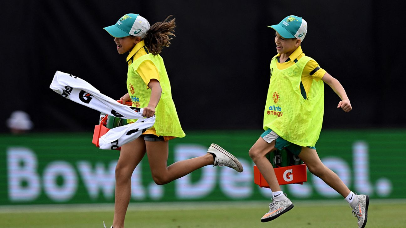 The Buzz - Andrew Symonds' kids join the SCG commentary box | ESPNcricinfo