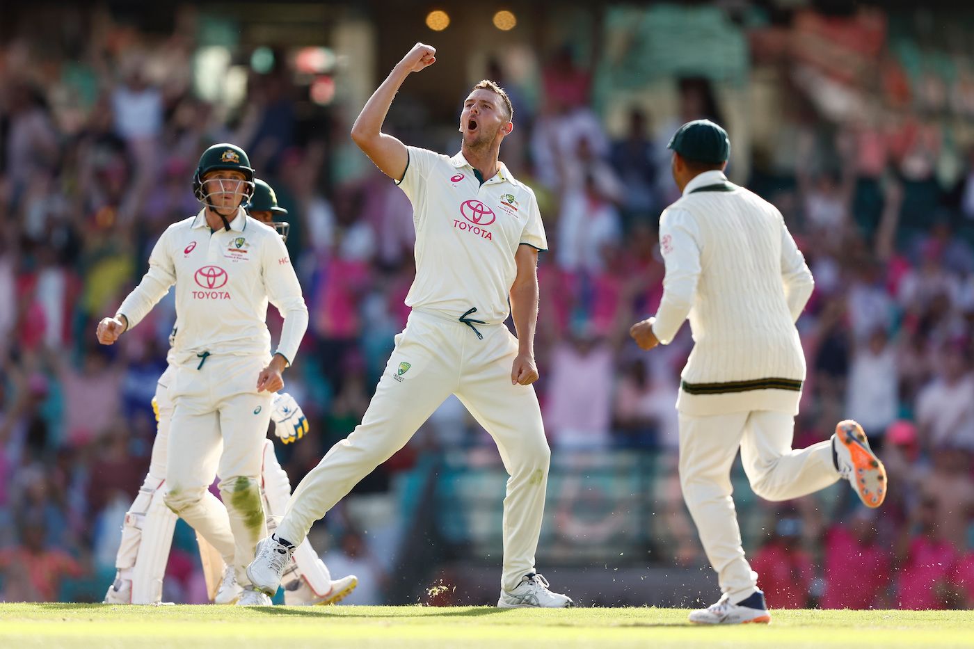 Josh Hazlewood rattled Pakistan with three wickets in an over ...