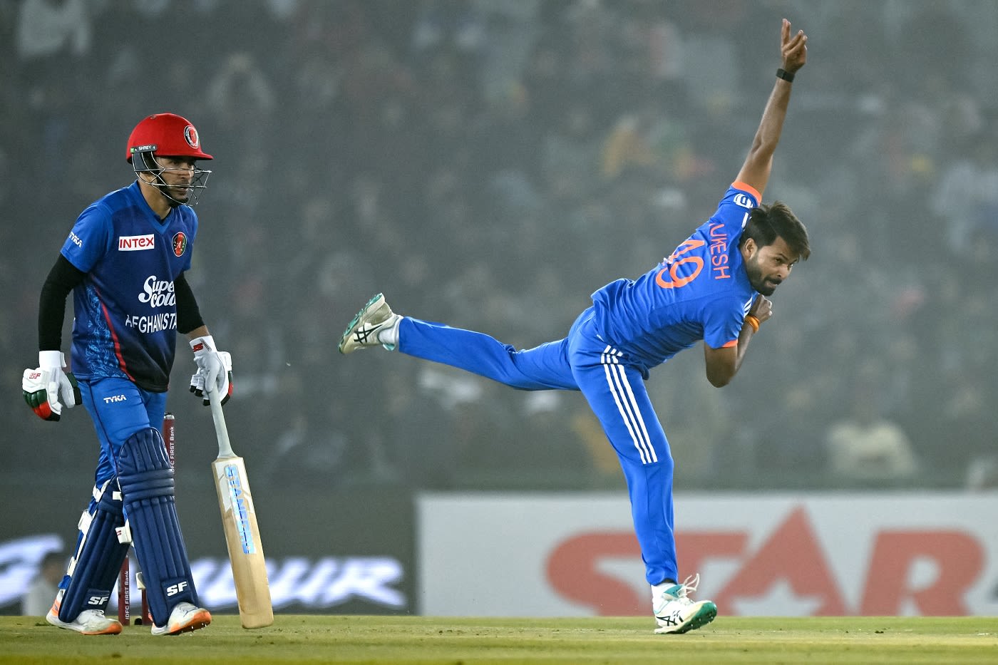 Mukesh Kumar took the new ball for India | ESPNcricinfo.com