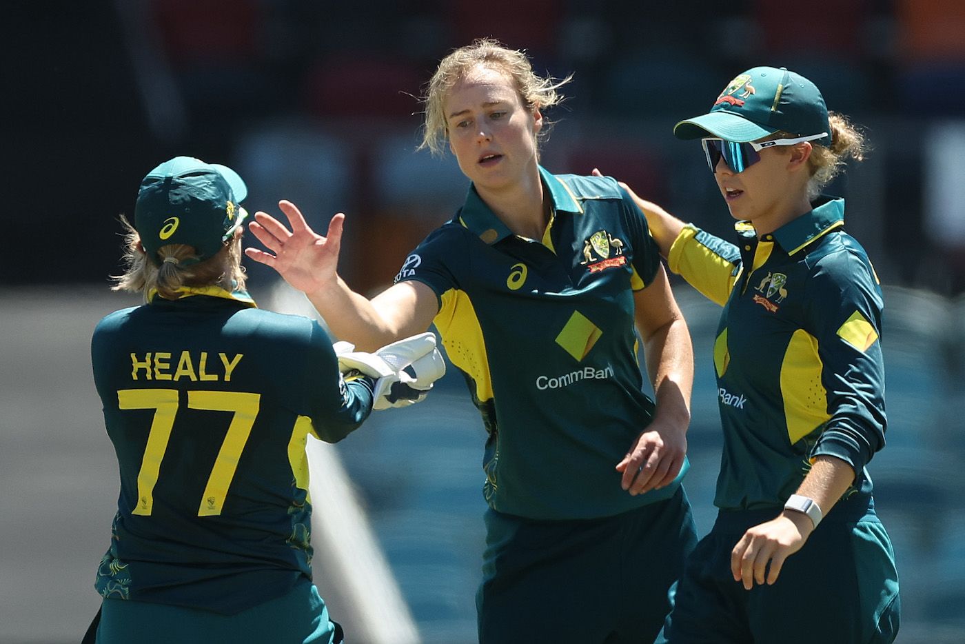 Alyssa Healy goes on to congratulate Ellyse Perry | ESPNcricinfo.com