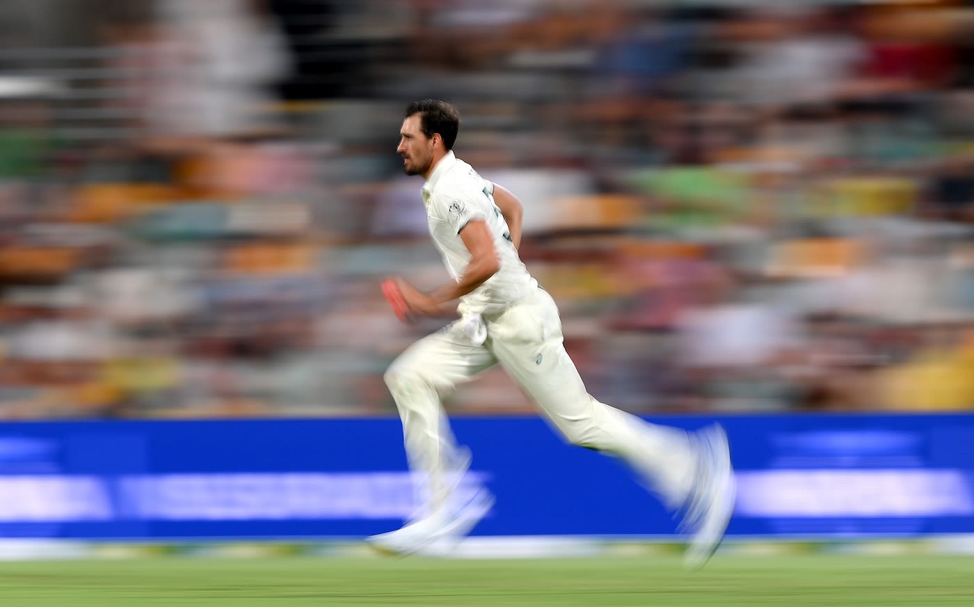Mitchell Starc steams in to bowl | ESPNcricinfo.com
