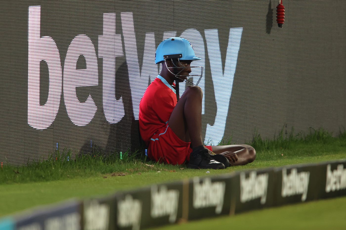 An SA20 ball boy shows his support for Pretoria Capitals | ESPNcricinfo.com An SA20 ball boy shows his support for Pretoria Capitals | ESPNcricinfo.com