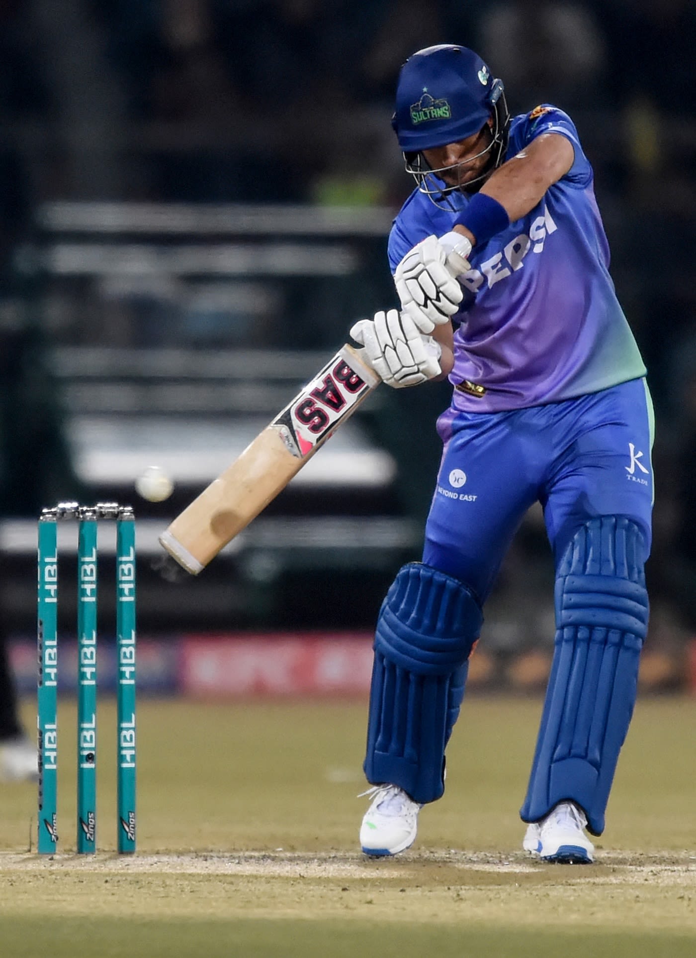 Reeza Hendricks shapes to slap one away | ESPNcricinfo.com