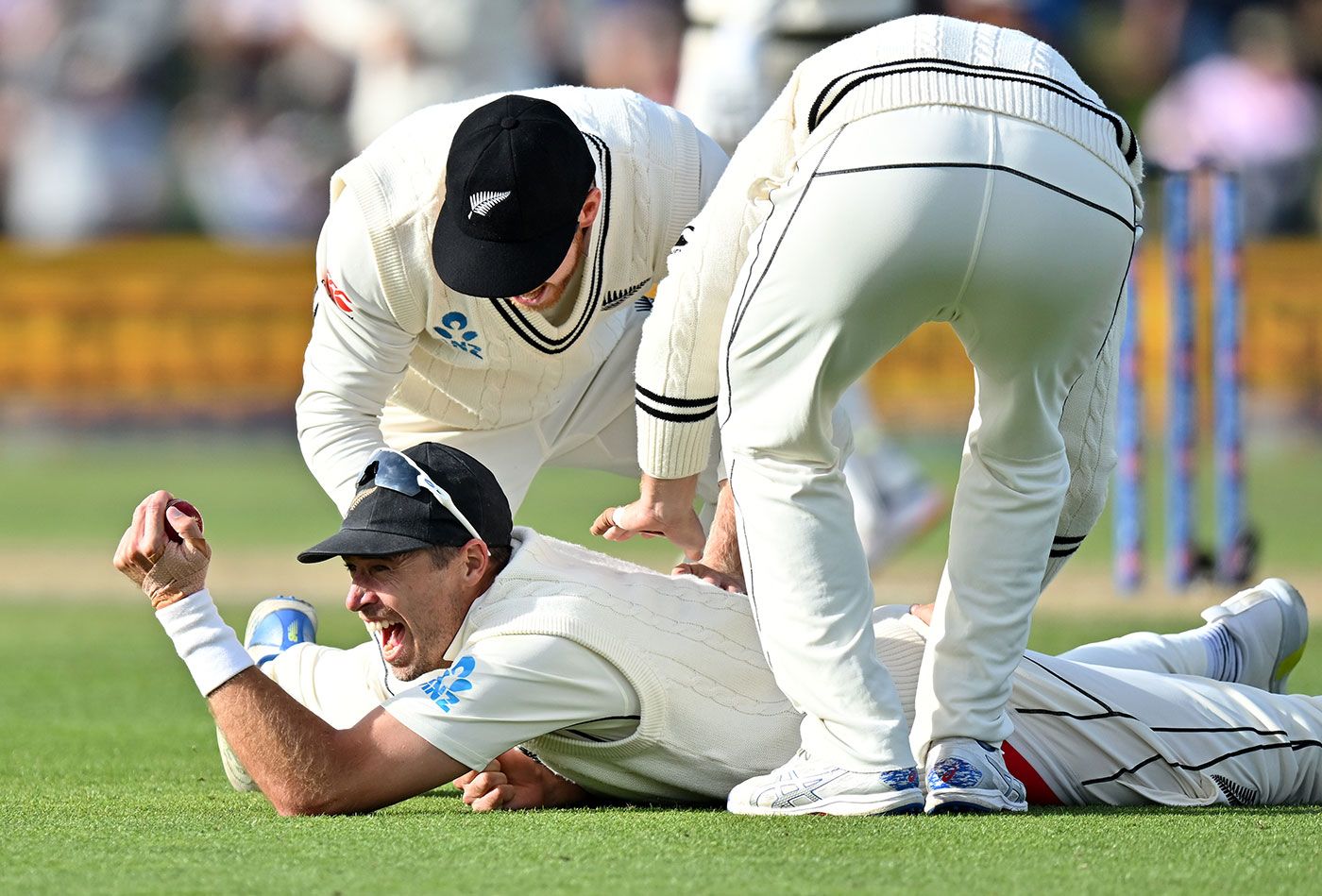 Tim Southee held a stunning catch at third slip to remove Usman Khawaja ...
