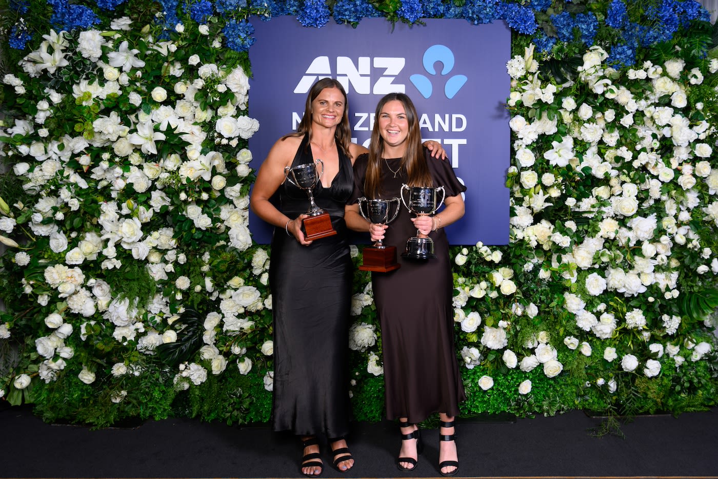 Suzie Bates and Emma Black with their trophies | ESPNcricinfo.com