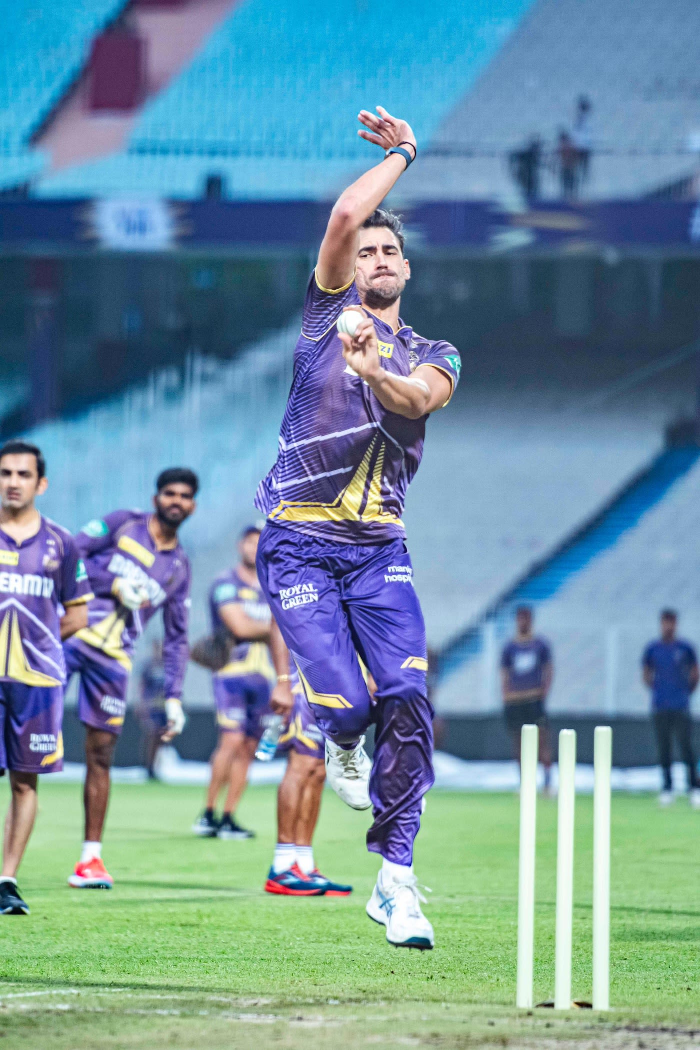 Mitchell Starc gets going at a KKR training session | ESPNcricinfo.com