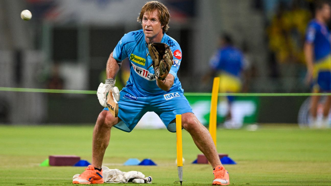 The Buzz - Jonty Rhodes interviews ball boy after his boundary catch ...