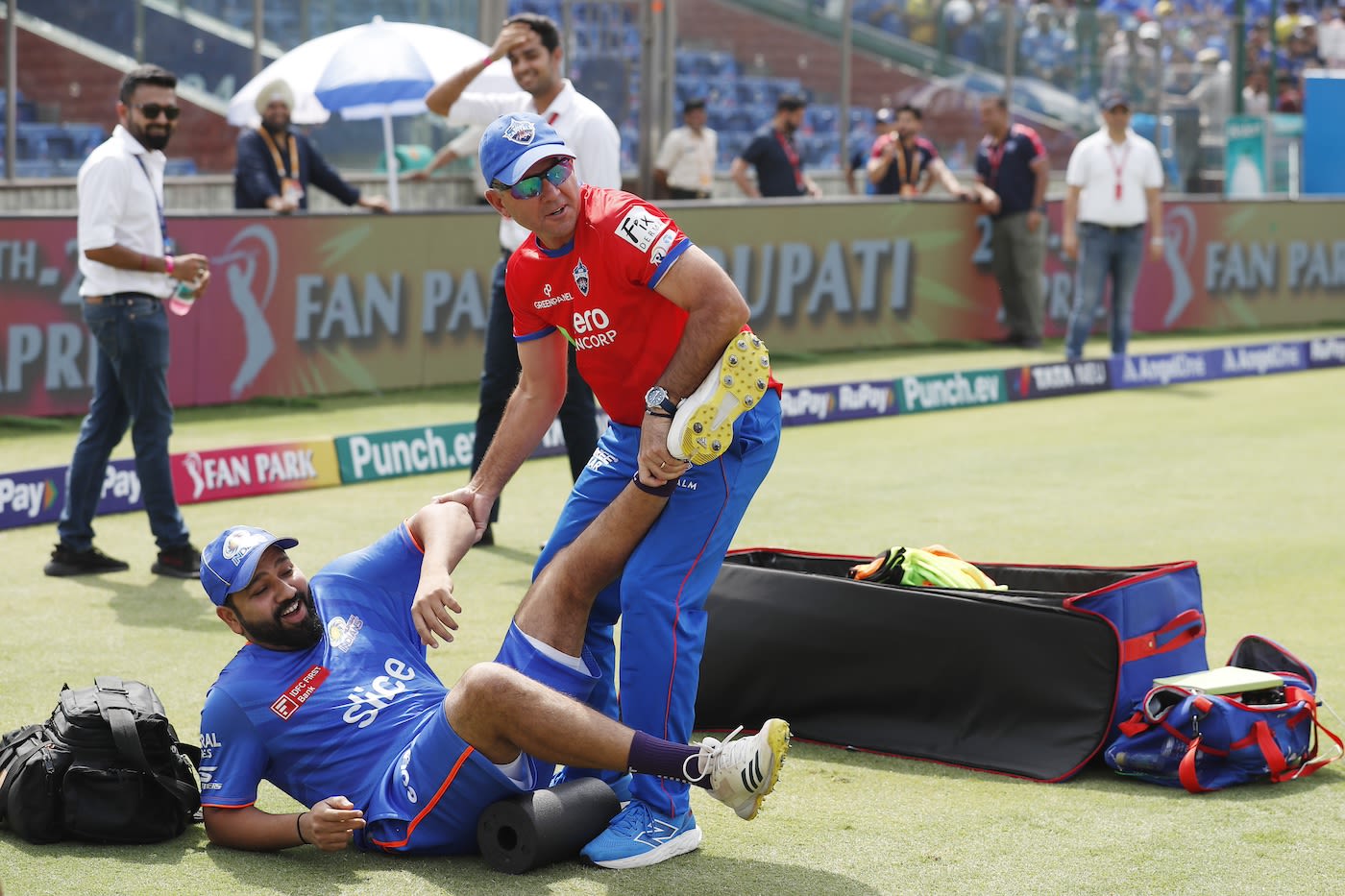 Let's get this guy outta here! Ricky Ponting and Rohit Sharma have a spot of fun | ESPNcricinfo.com