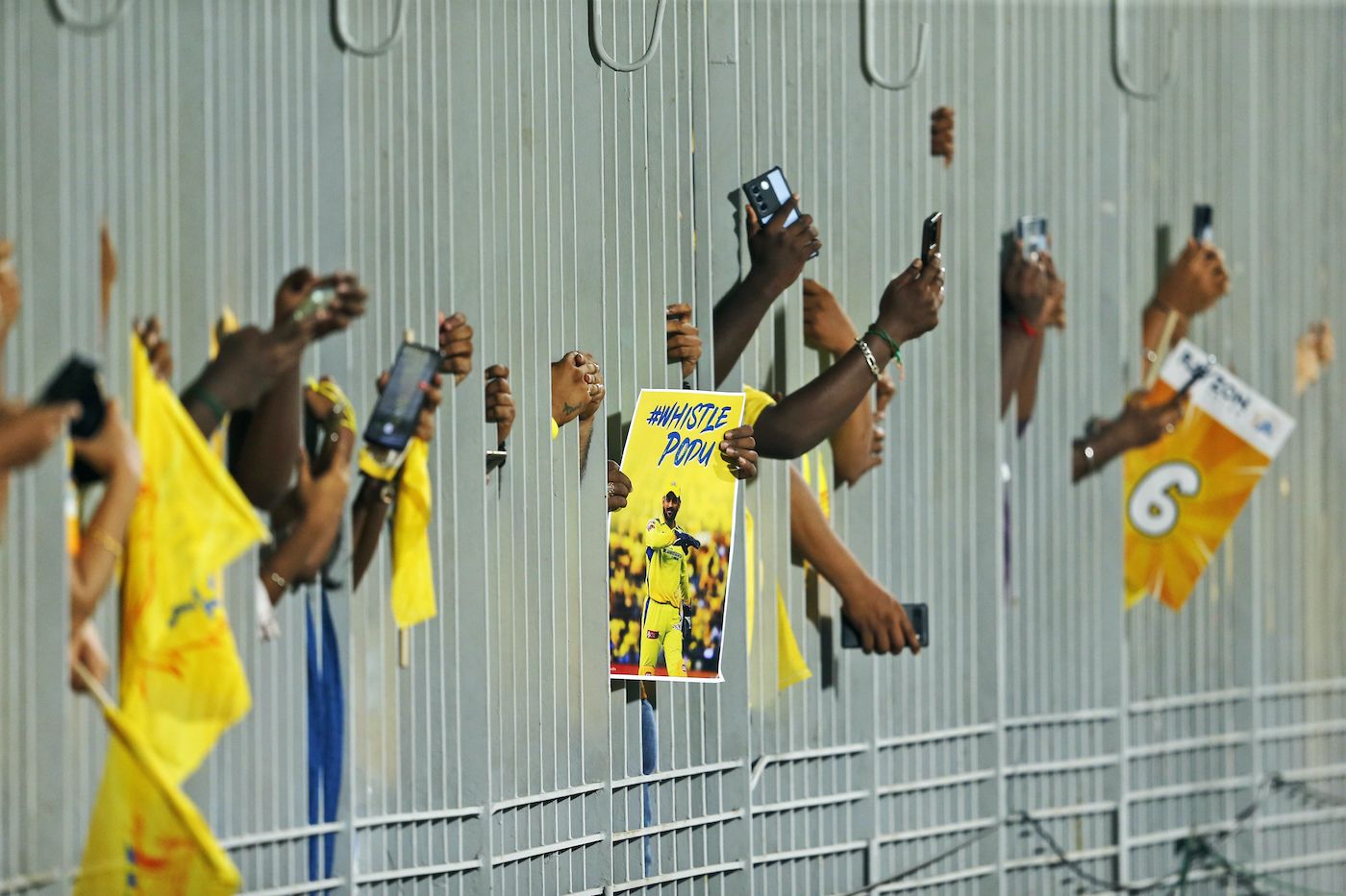 MS Dhoni fans go past the fence to show their support | ESPNcricinfo.com