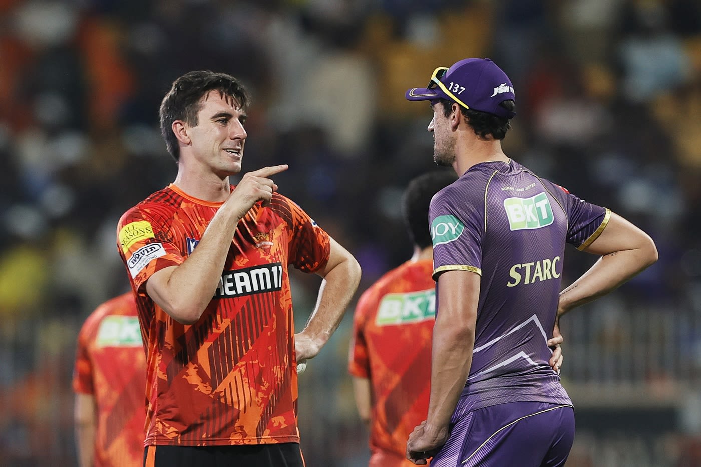 Pat Cummins and Mitchell Starc have a chat | ESPNcricinfo.com