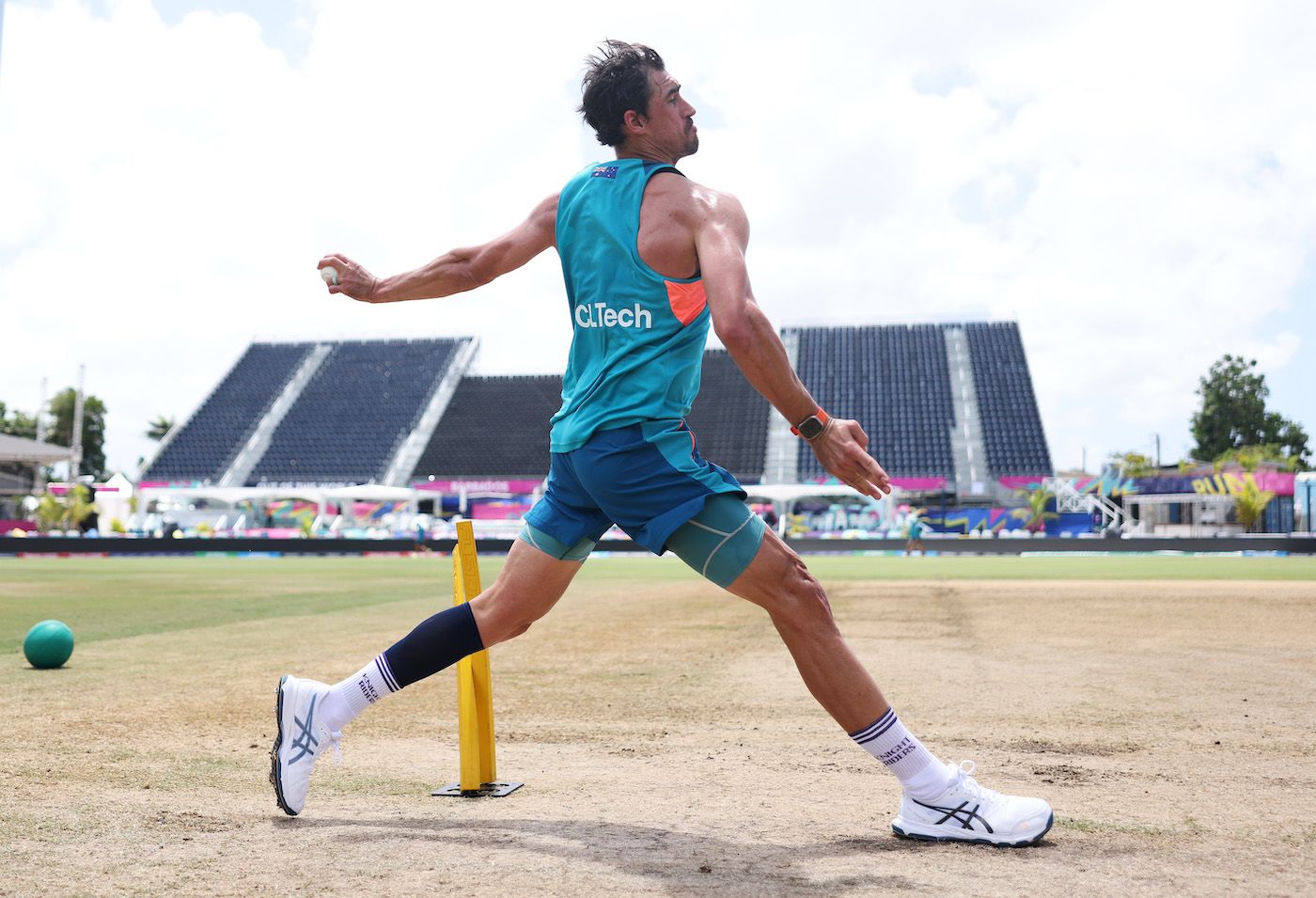 A sculpturesque Mitchell Starc runs in to bowl | ESPNcricinfo.com