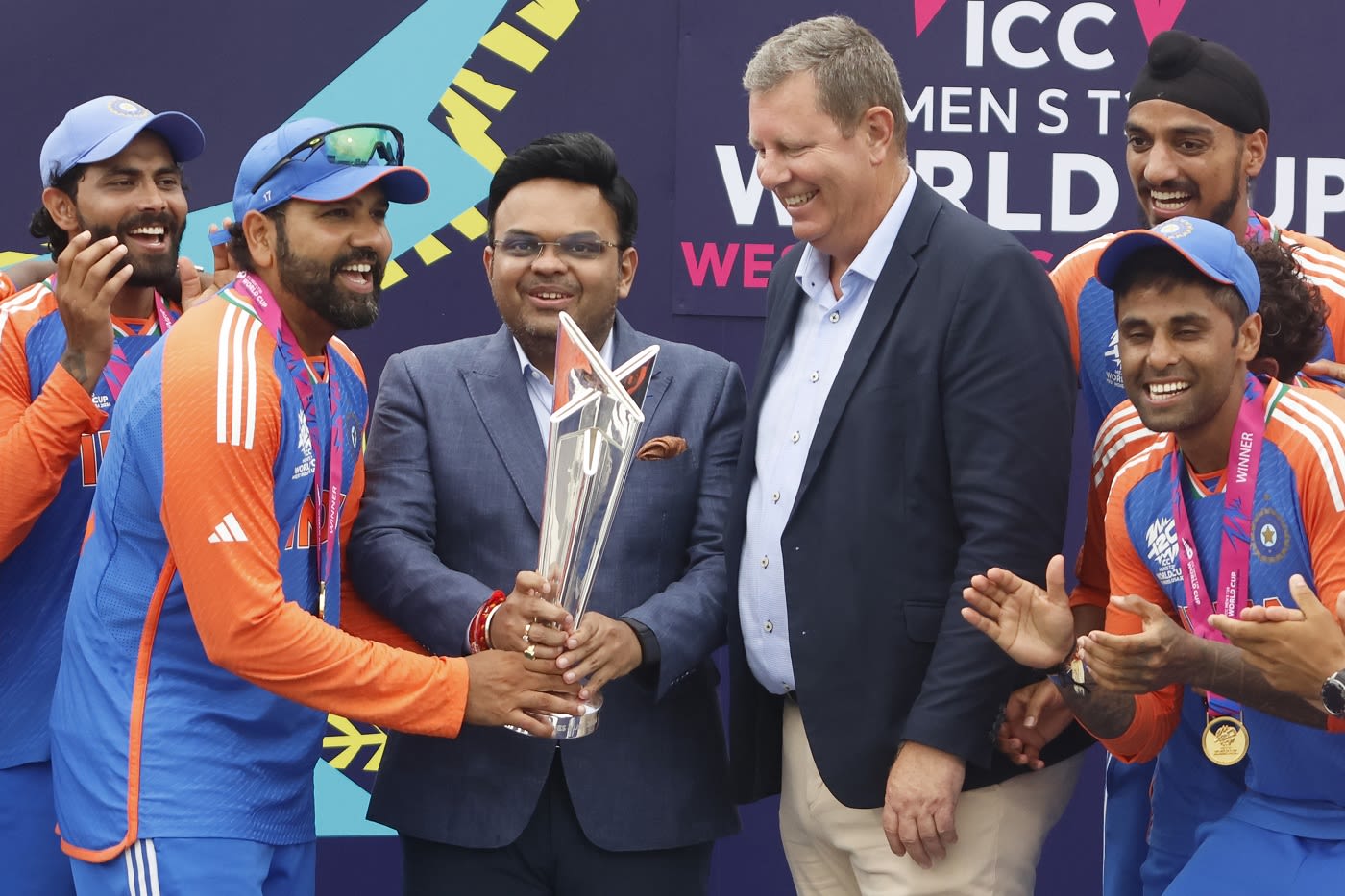Rohit Sharma collects the trophy from Jay Shah | ESPNcricinfo.com