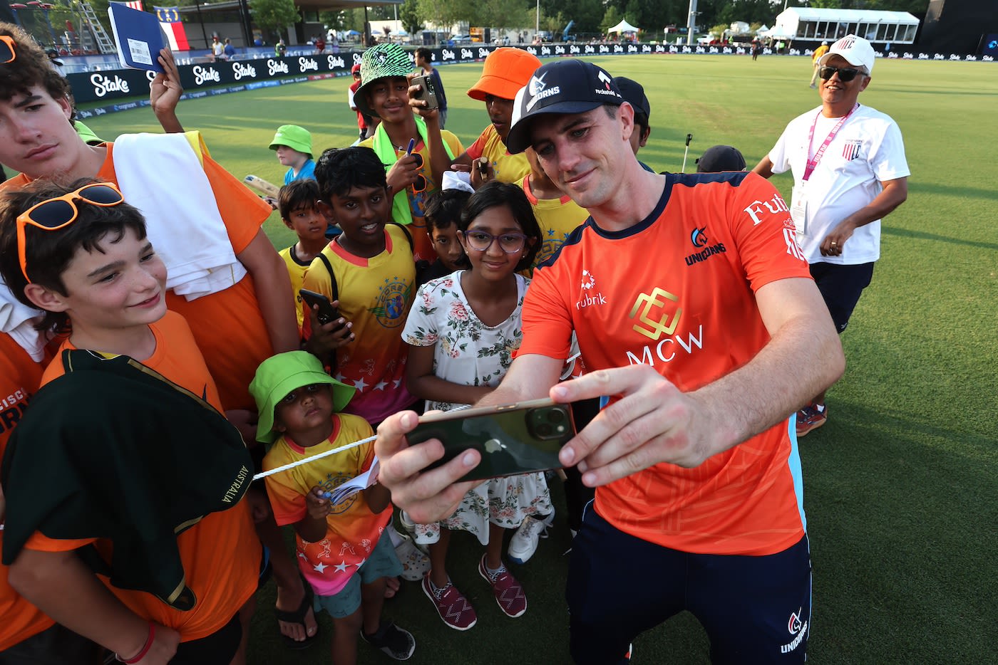 Pat Cummins gets a selfie with a bunch of young fans | ESPNcricinfo.com