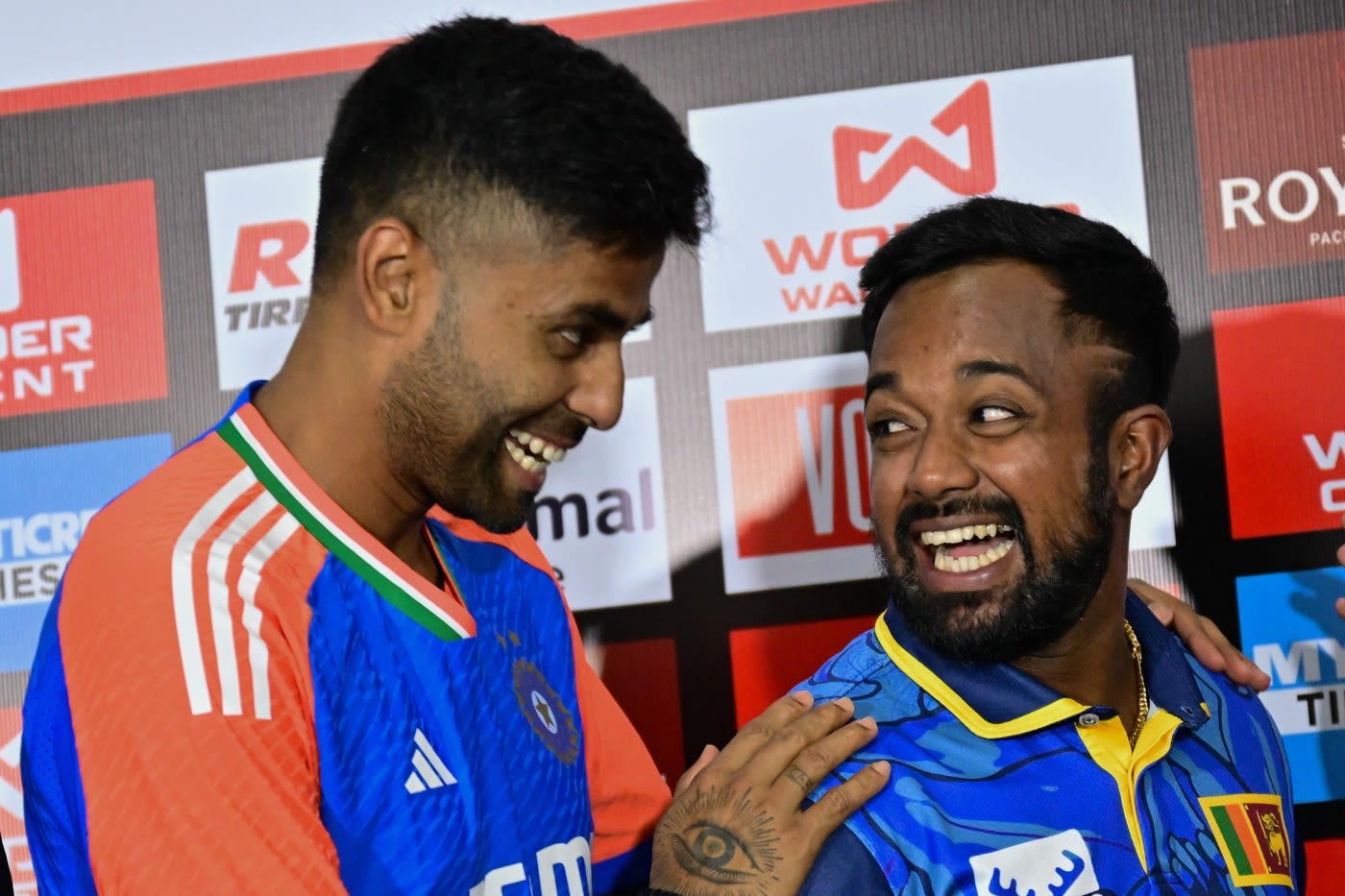 Suryakumar Yadav and Charith Asalanka share a light moment | ESPNcricinfo.com