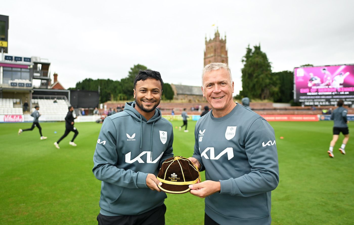 Shakib Al Hasan receives his Surrey cap from Alec Stewart ...