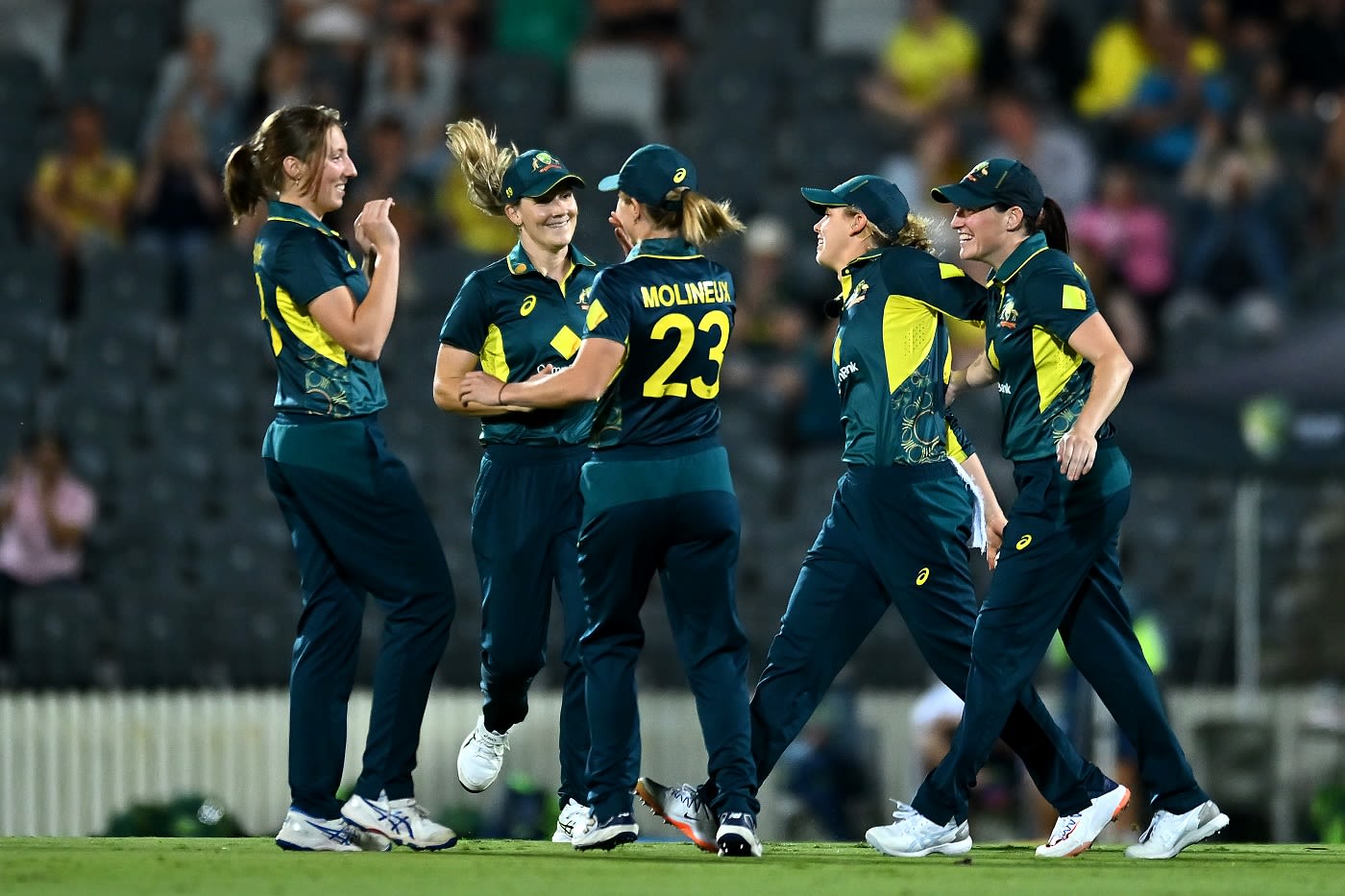 Darcie Brown and Phoebe Litchfield combined to dismiss Suzie Bates ...