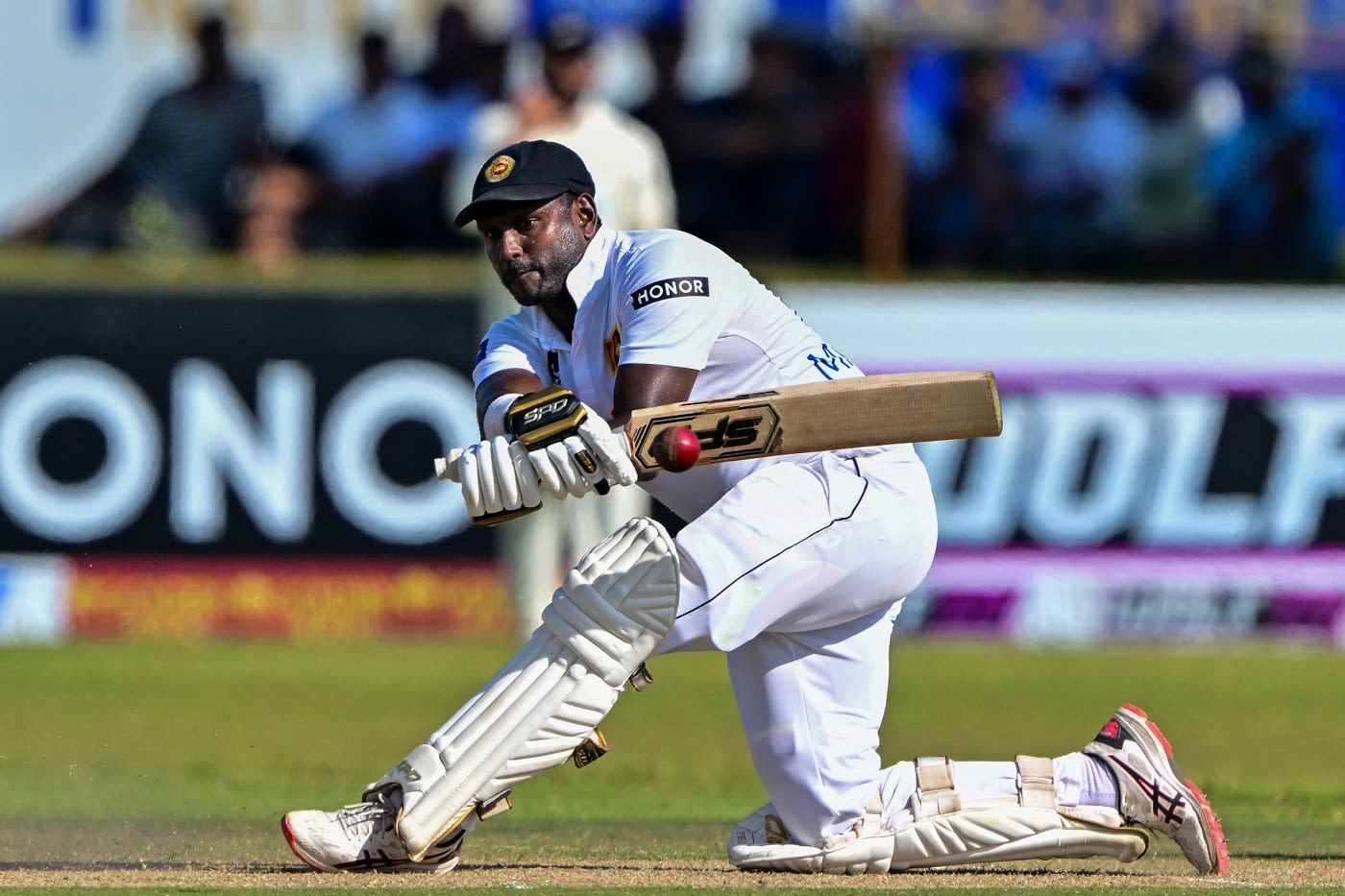 Angelo Mathews ground his way to a half-century | ESPNcricinfo.com