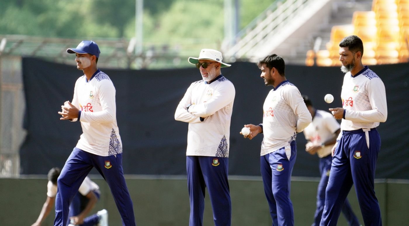 Chandika Hathurusinghe oversees a Bangladesh training session ...