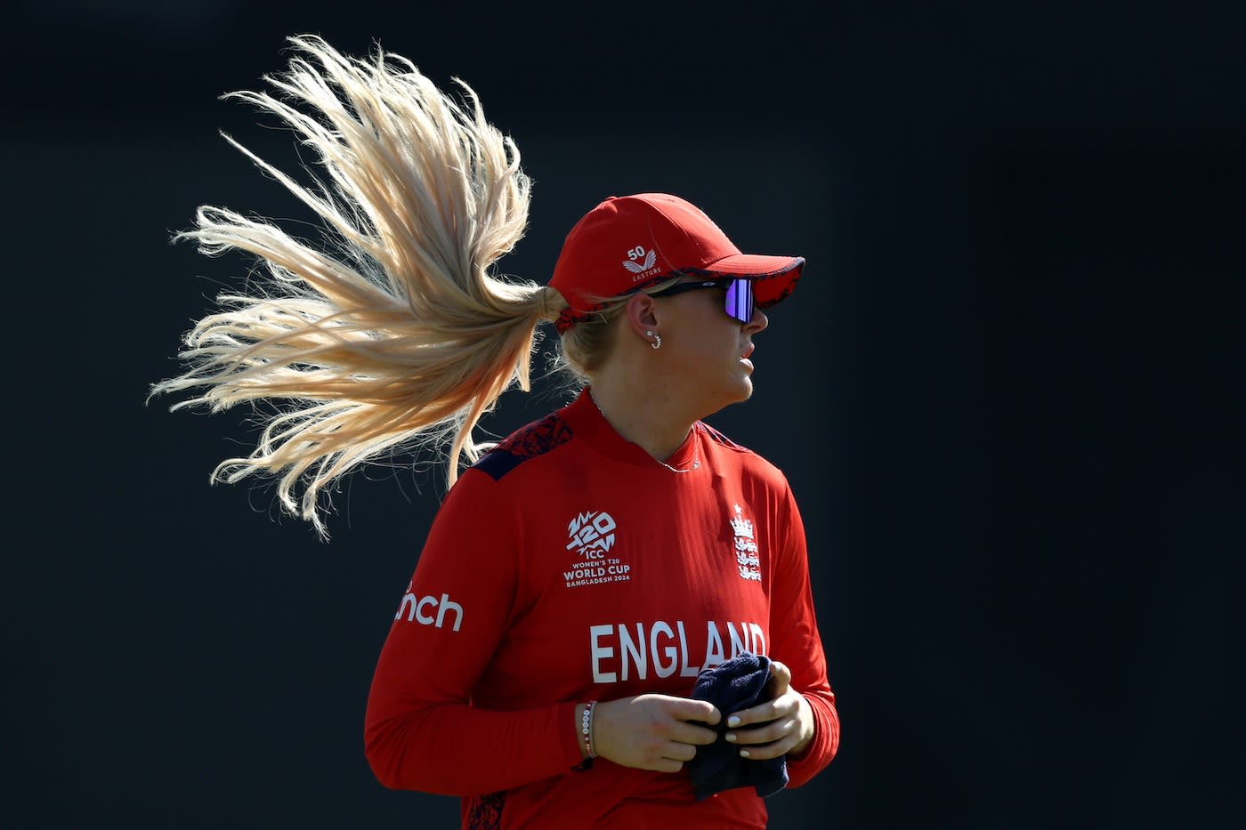 Sarah Glenn helps a photographer land a cool shot | ESPNcricinfo.com