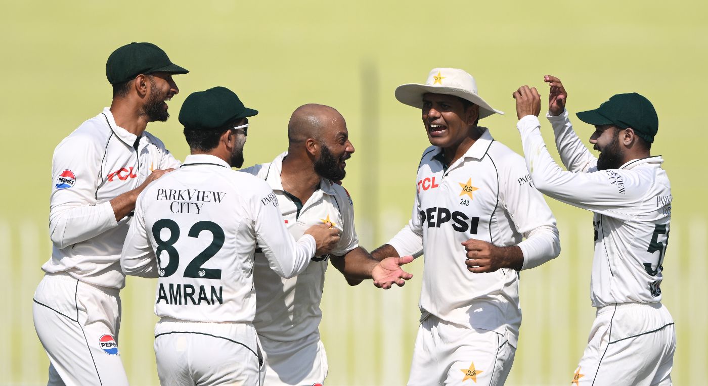 Pakistan take delight in Jamie Smith's dismissal, as Pakistan close in ...