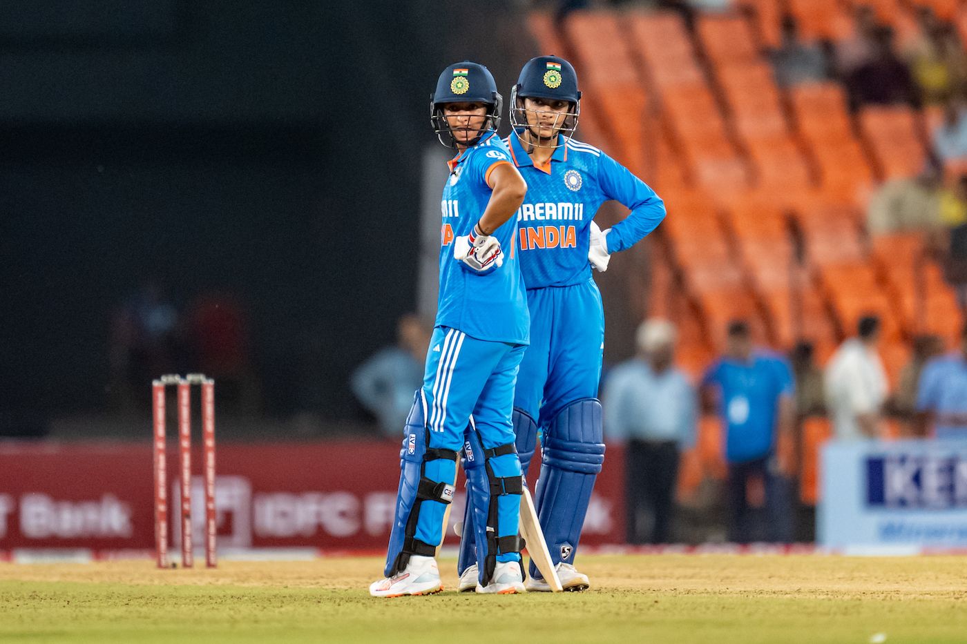 Harmanpreet Kaur and Smriti Mandhana coasted along in the middle overs ...