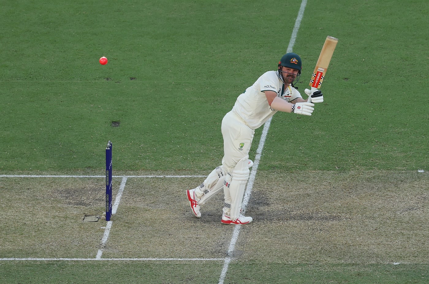 Anything on middle and leg, Travis Head flicked it over backward square ...