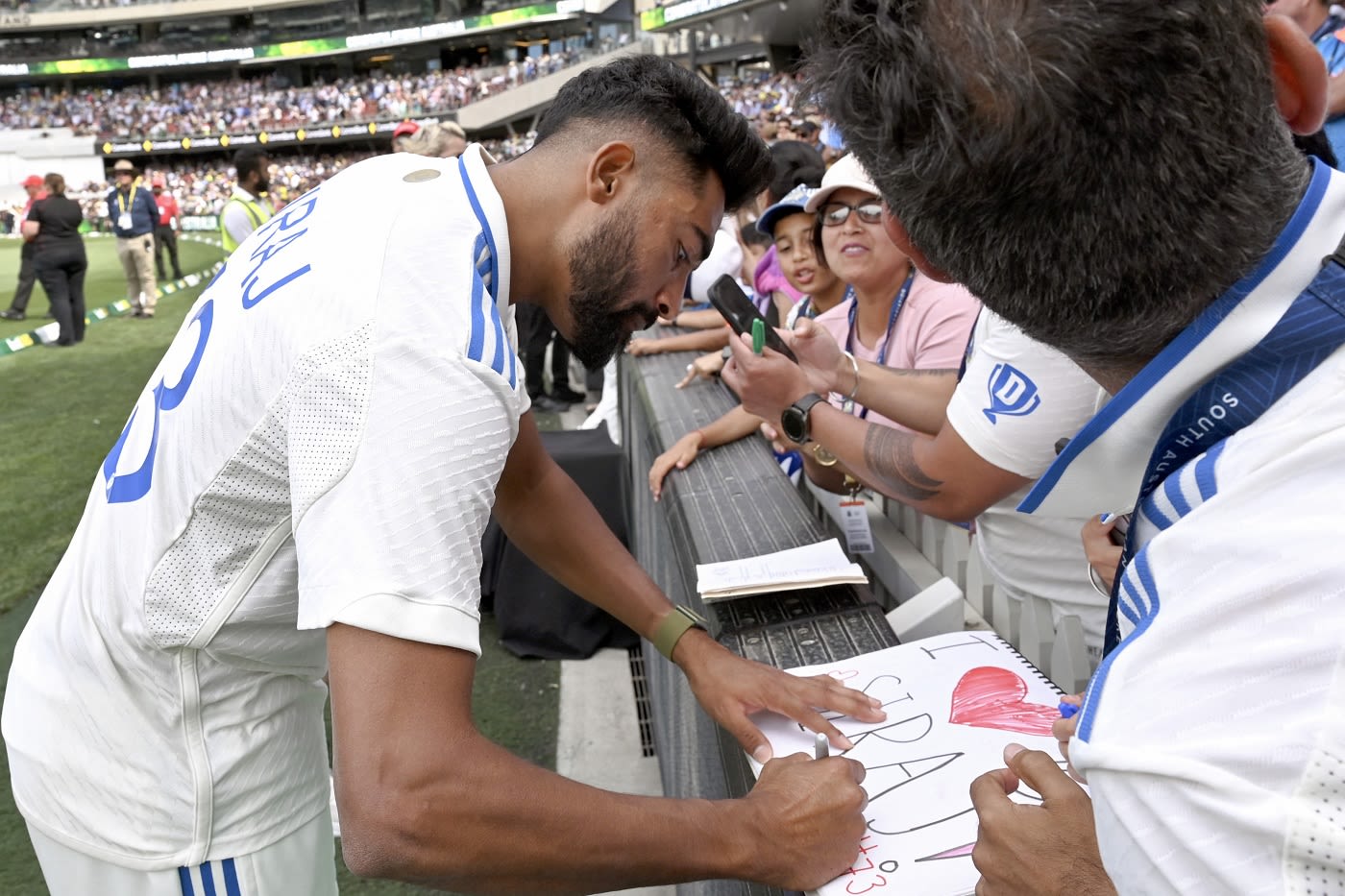 Mohammed Siraj signs autographs | ESPNcricinfo.com