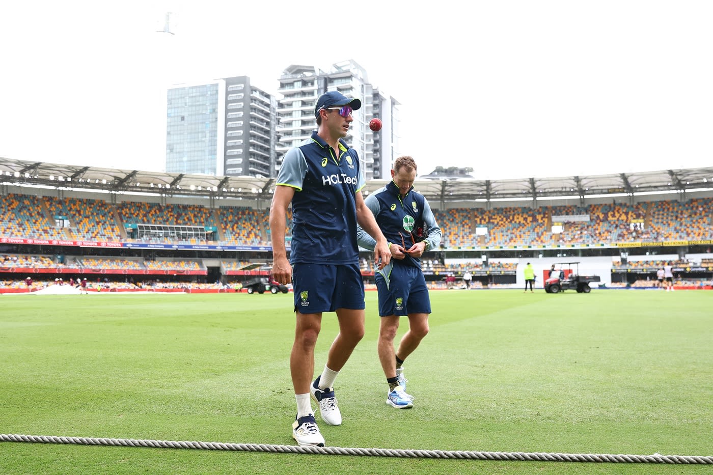 Pat Cummins has a pitch-side chat with Andrew McDonald | ESPNcricinfo.com