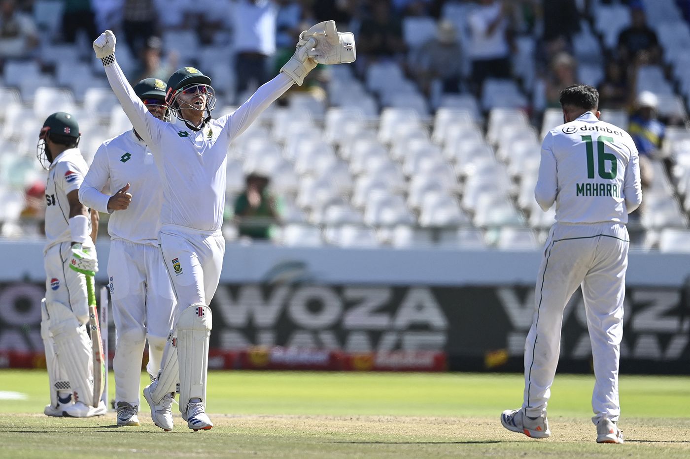 Kyle Verreynne celebrates Keshav Maharaj's dismissal of Mohammad Rizwan ...