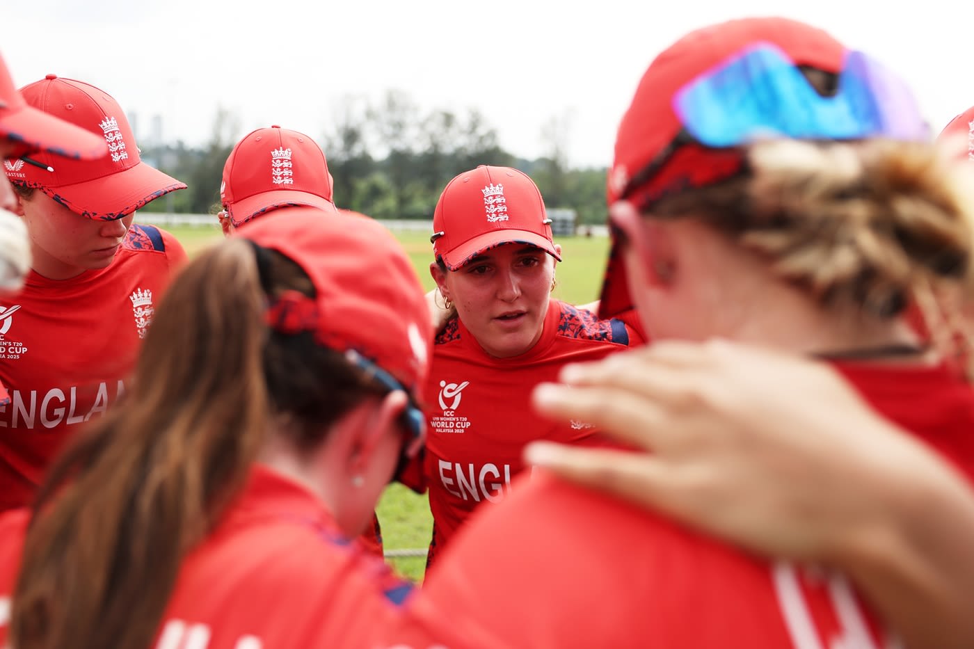 Abi Norgrove addresses the England U-19 huddle | ESPNcricinfo.com