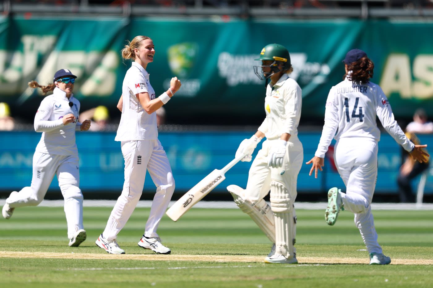 Lauren Bell celebrates the wicket of Phoebe Litchfield | ESPNcricinfo.com