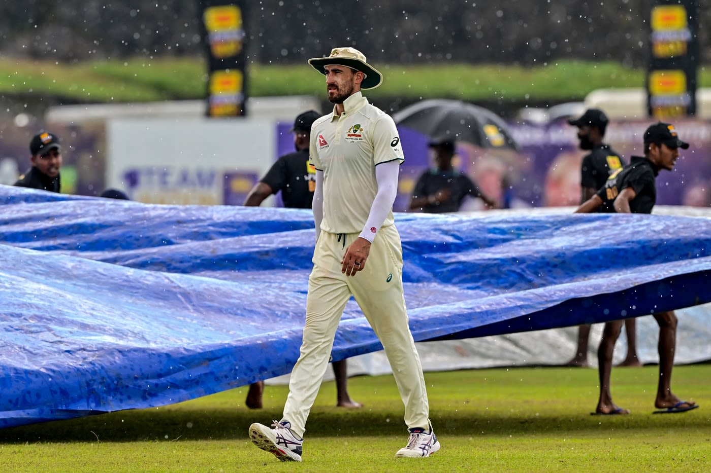 Mitchell Starc walks off in the rain as the covers come on | ESPNcricinfo.com