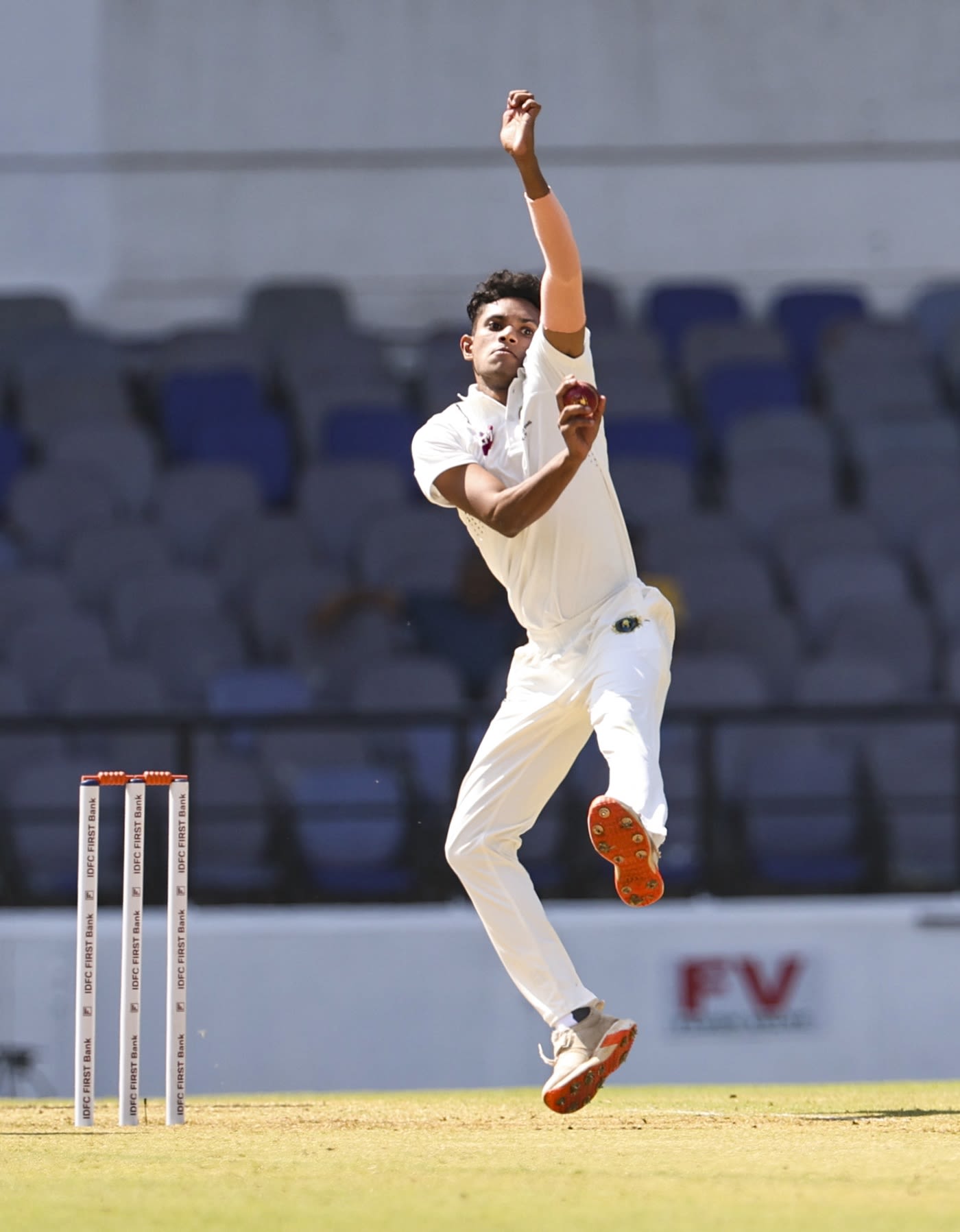 Eden Apple Tom bowls | ESPNcricinfo.com