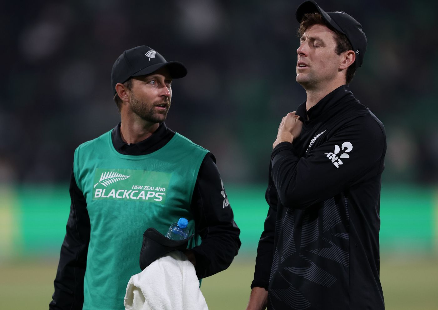 Matt Henry went off to have his shoulder checked | ESPNcricinfo.com