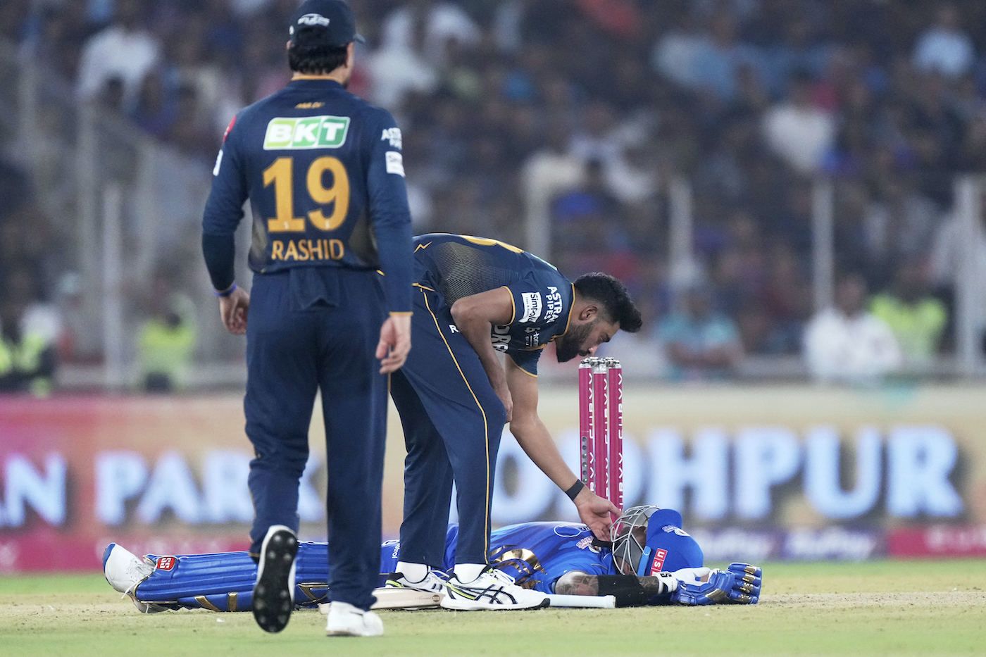 Mohammed Siraj checks in on Suryakumar Yadav, who was hit in the face by a ball | ESPNcricinfo.com