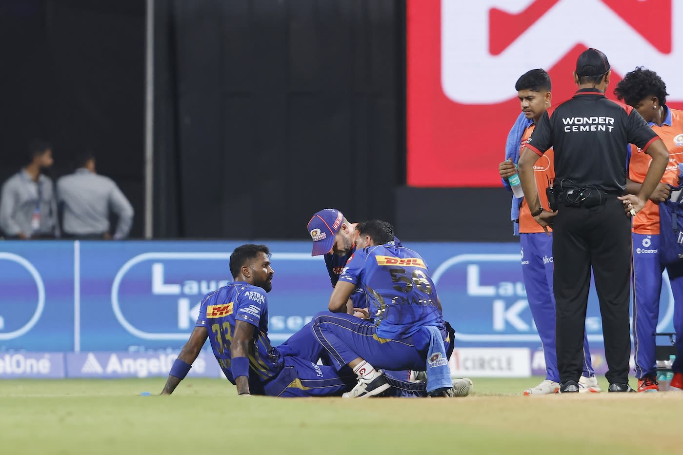 Hardik Pandya gets some attention after hurting himself in his first over | ESPNcricinfo.com