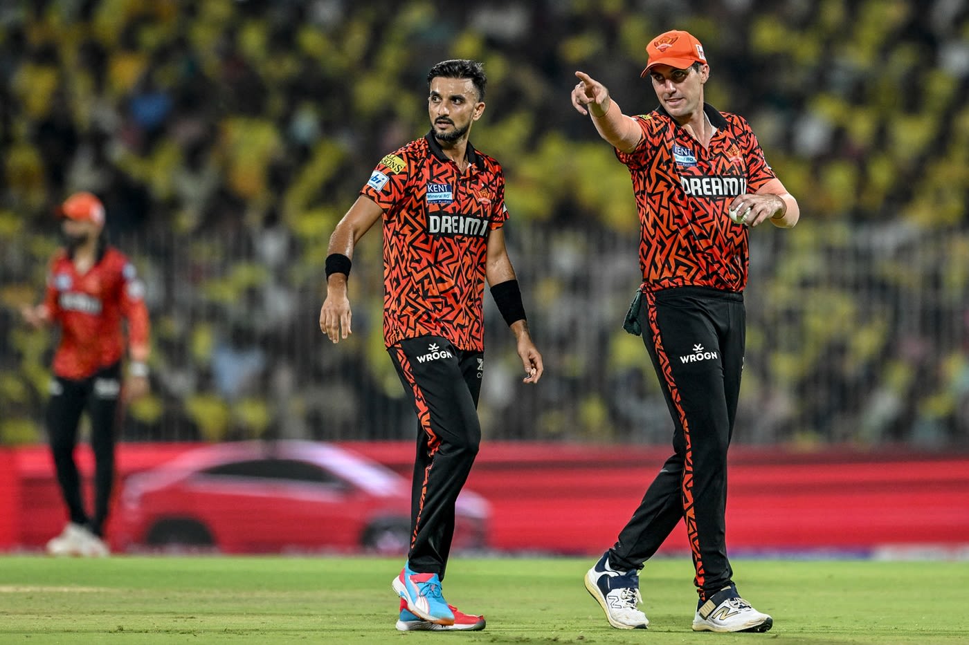 Pat Cummins has a chat with Harshal Patel | ESPNcricinfo.com