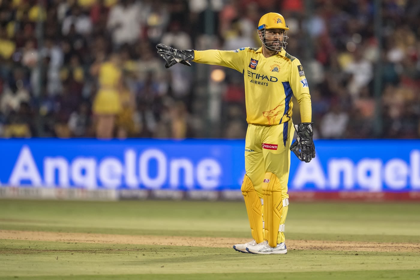 MS Dhoni guides his troops | ESPNcricinfo.com