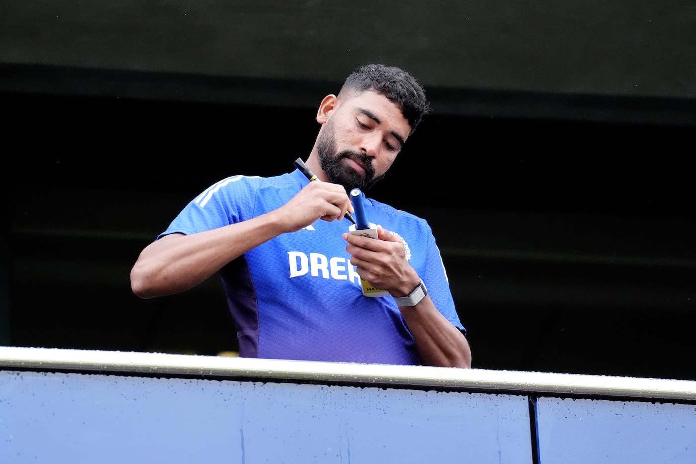 Mohammed Siraj signs autographs during the rain delay | ESPNcricinfo.com