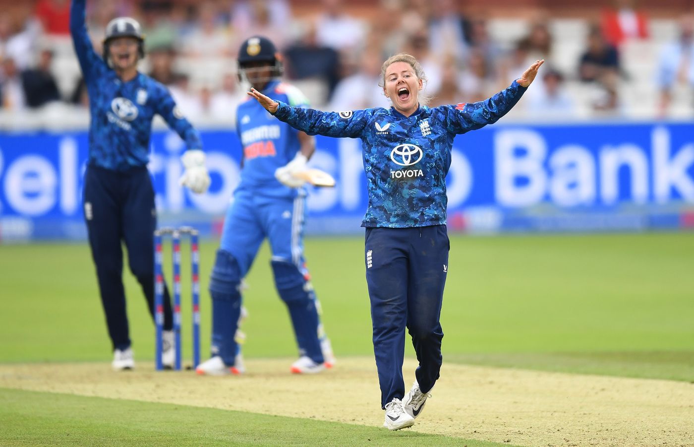 Linsey Smith appeals for a wicket | ESPNcricinfo.com