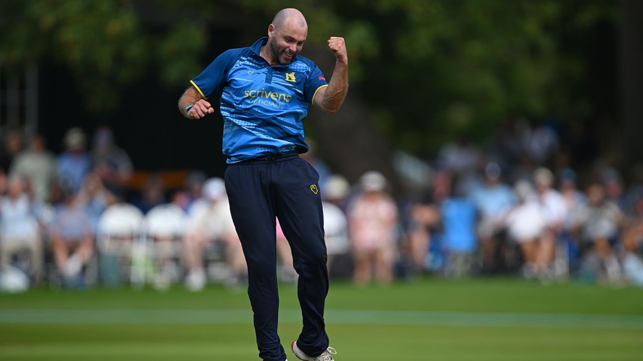 KEN 118/2 (14 ov, Harry Finch 64*, Sam Billings 42*, Dan Lawrence 0/12 ...