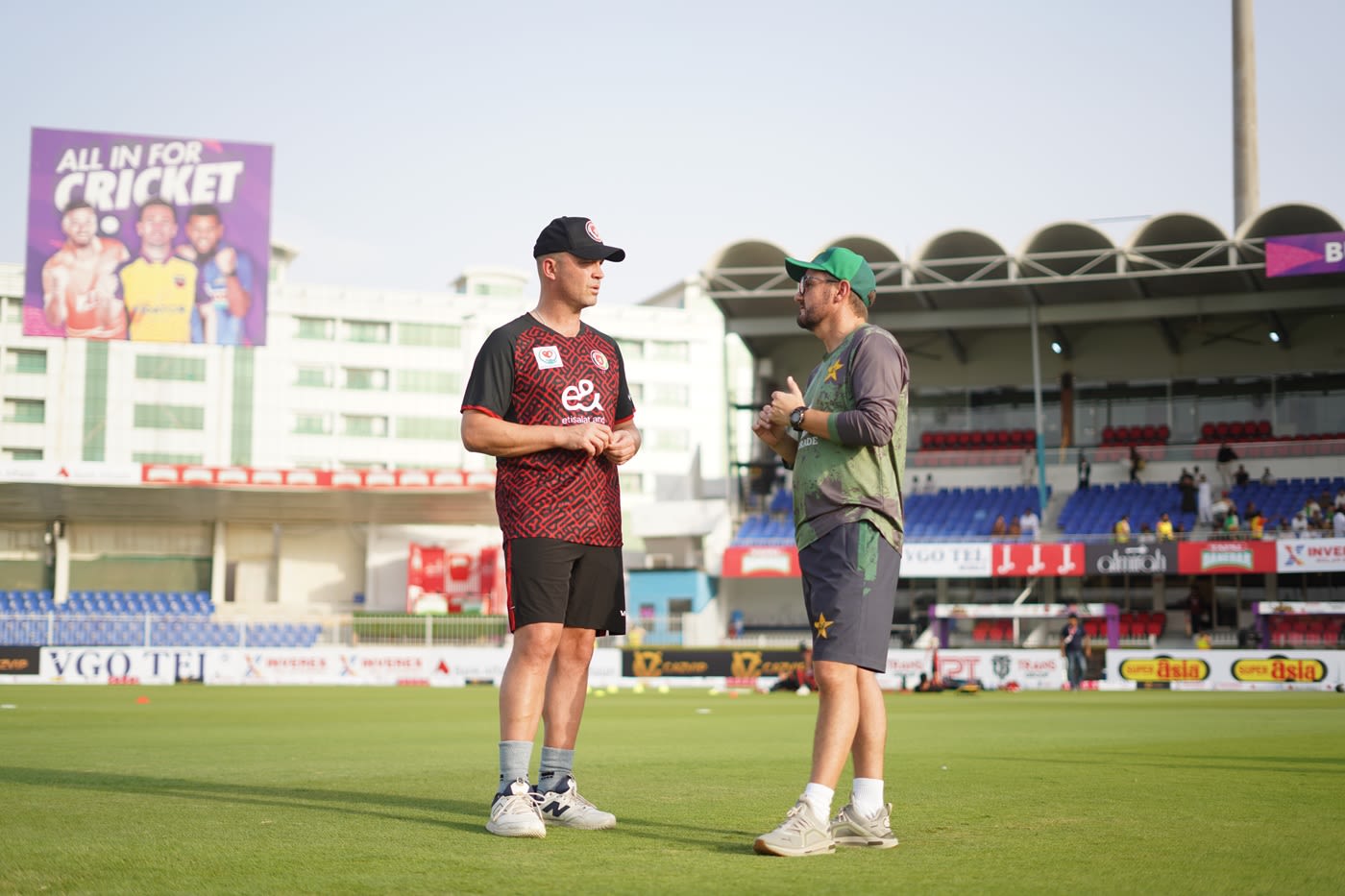 Head coaches Jonathan Trott and Mike Hesson exchange notes ...