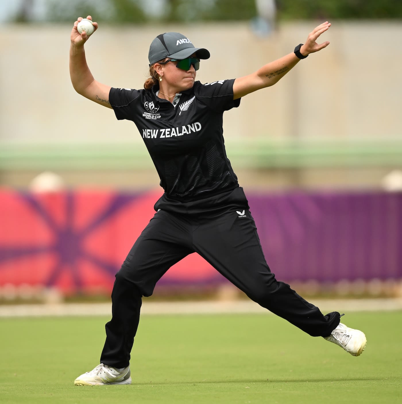 Eden Carson shapes up to throw the ball in | ESPNcricinfo.com