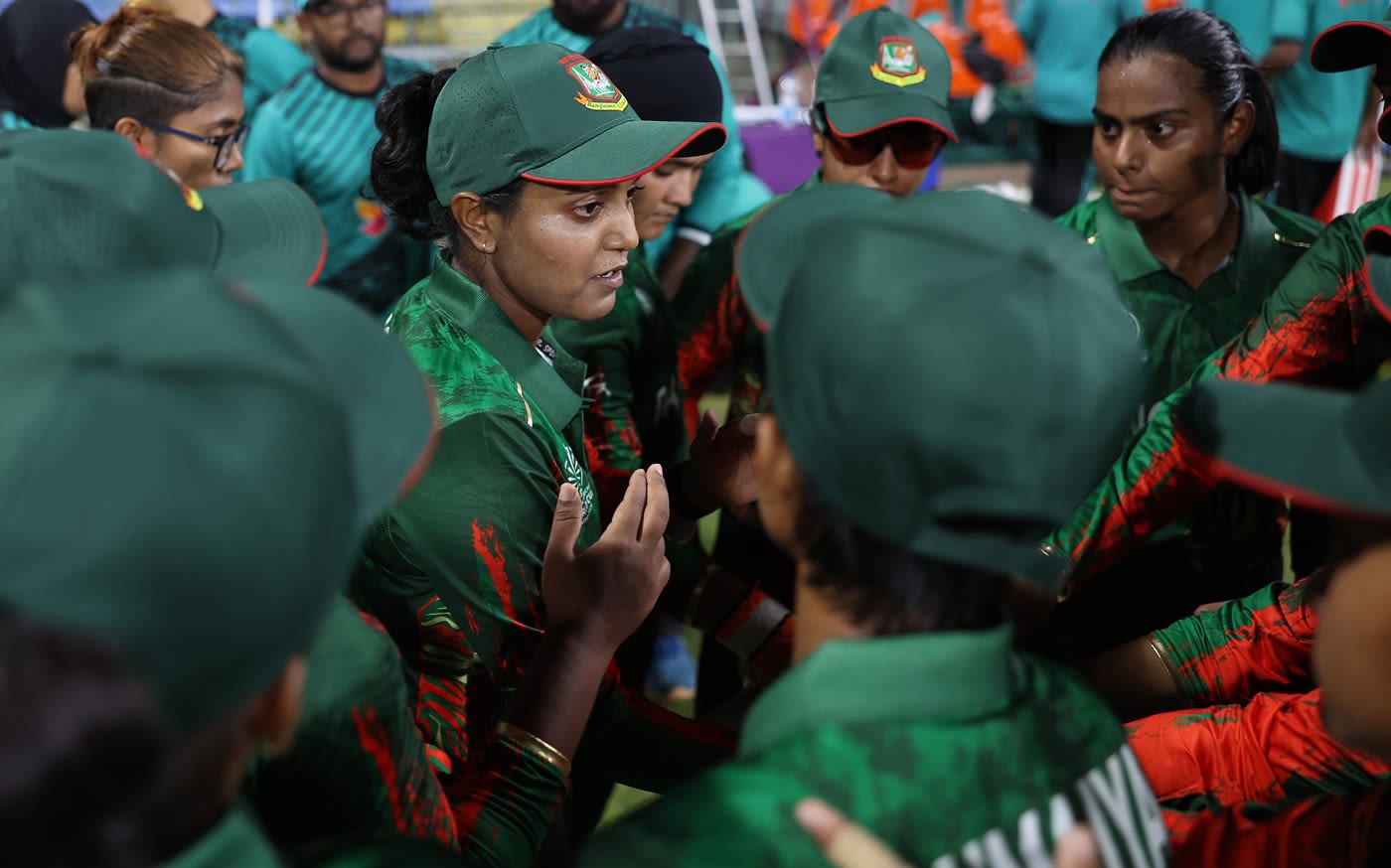 Nigar Sultana gives a pep talk | ESPNcricinfo.com