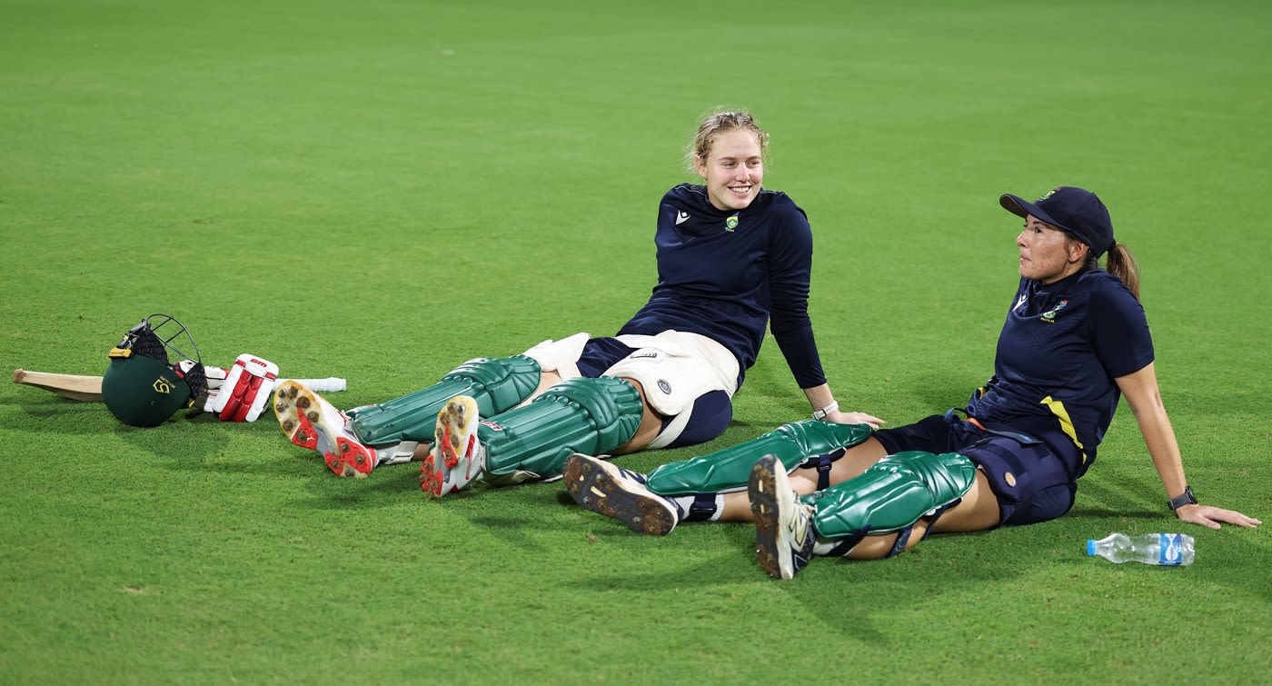 Annerie Dercksen and Sune Luus take a break | ESPNcricinfo.com