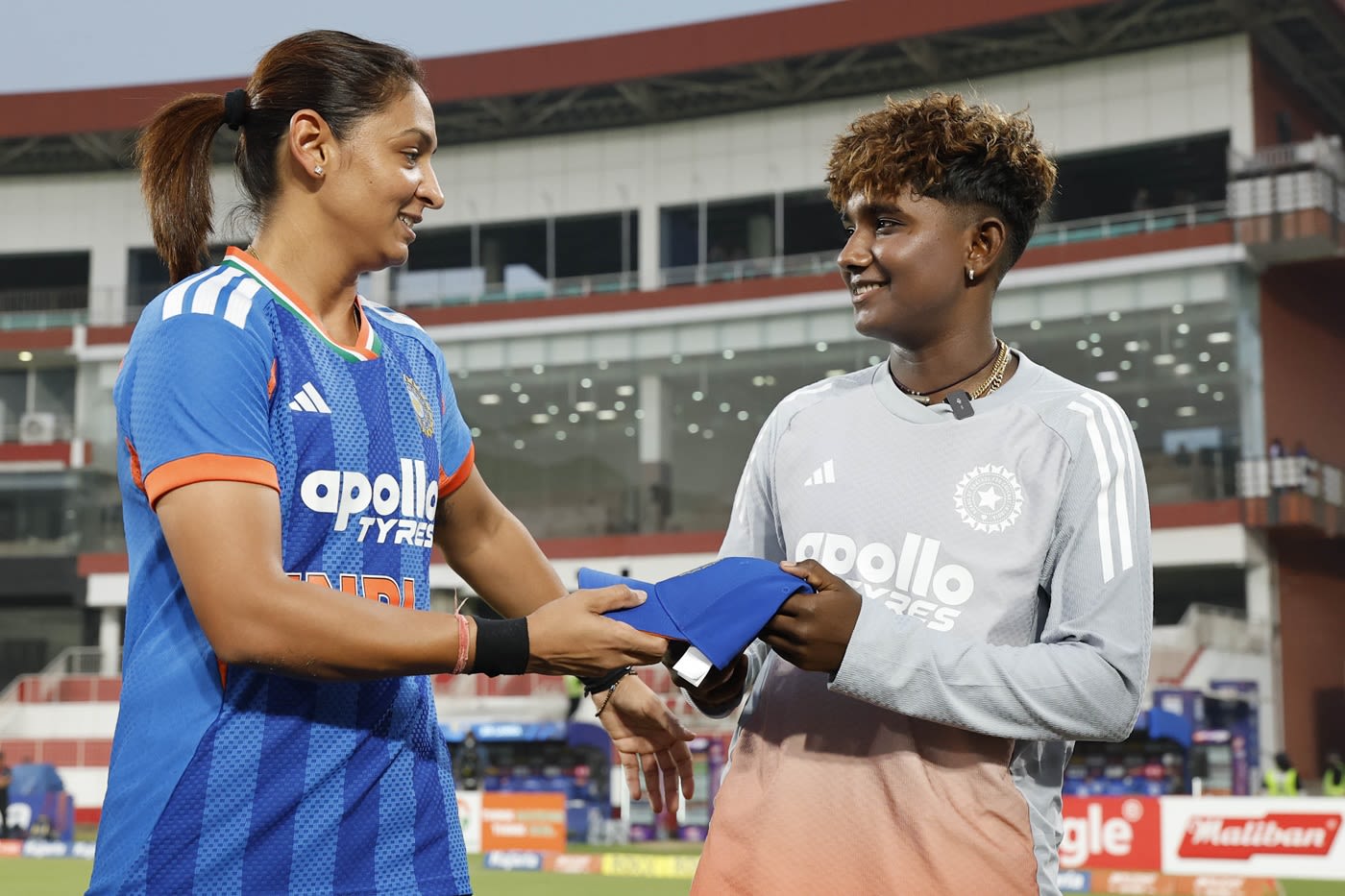 Harmanpreet Kaur presented Gunalan Kamalini her cap on T20I debut ...