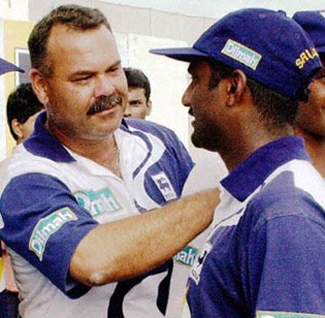 Dav Whatmore congragulates the man of the match Muttaiah Muralitharan ...