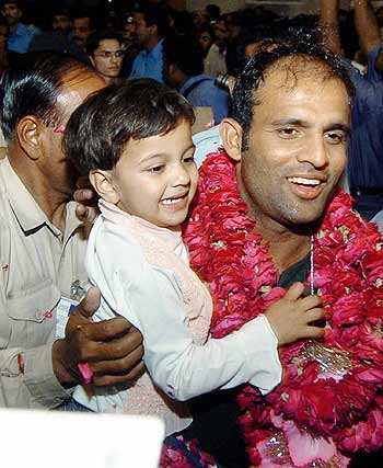 Rana Naved-ul-Hasan mobbed on his return home | ESPNcricinfo.com