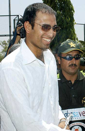 VVS Laxman speaks with players of the Pakistan Blind cricket team ... VVS Laxman speaks with players of the Pakistan Blind cricket team ...