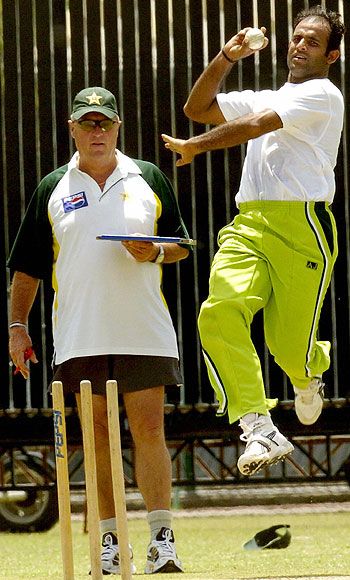 Bob Woolmer watches Rana Naved-ul-Hasan in practice | ESPNcricinfo.com